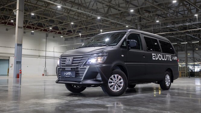 Новые российские модели 2024 года: 13 ожидаемых премьер Lada, UAZ, Москвич, Эволют и X