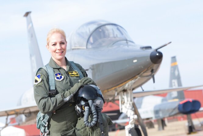 Тур по кабине истребителя F-15C в исполнении американской летчицы