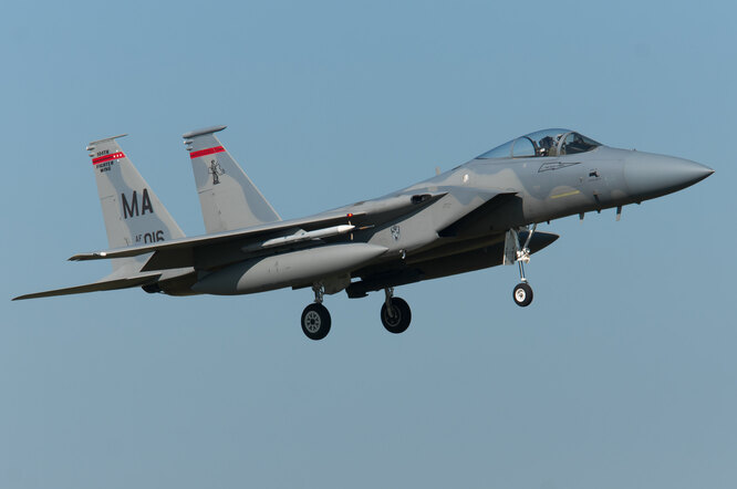 Тур по кабине истребителя F-15C в исполнении американской летчицы